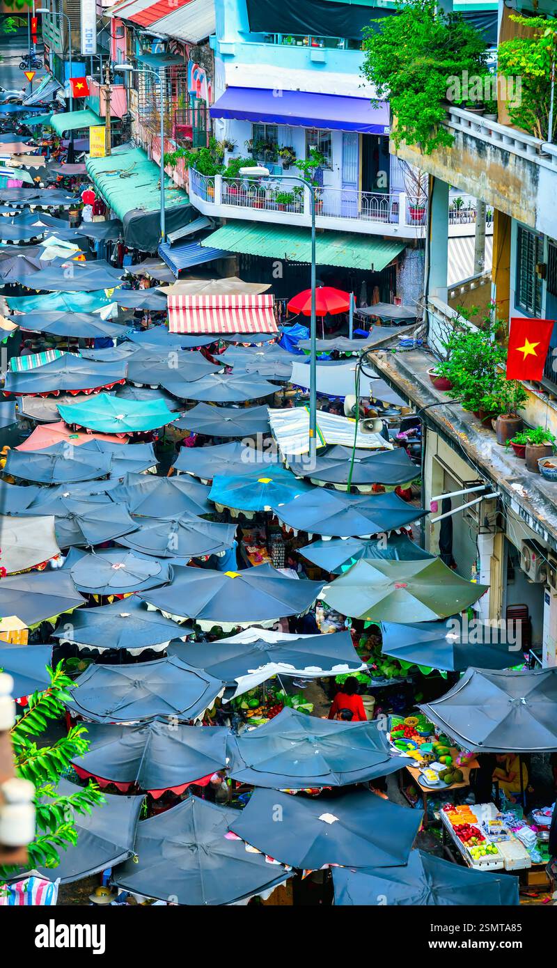 Beautiful daily life of traditional market at Phung Hung street, Cho ...