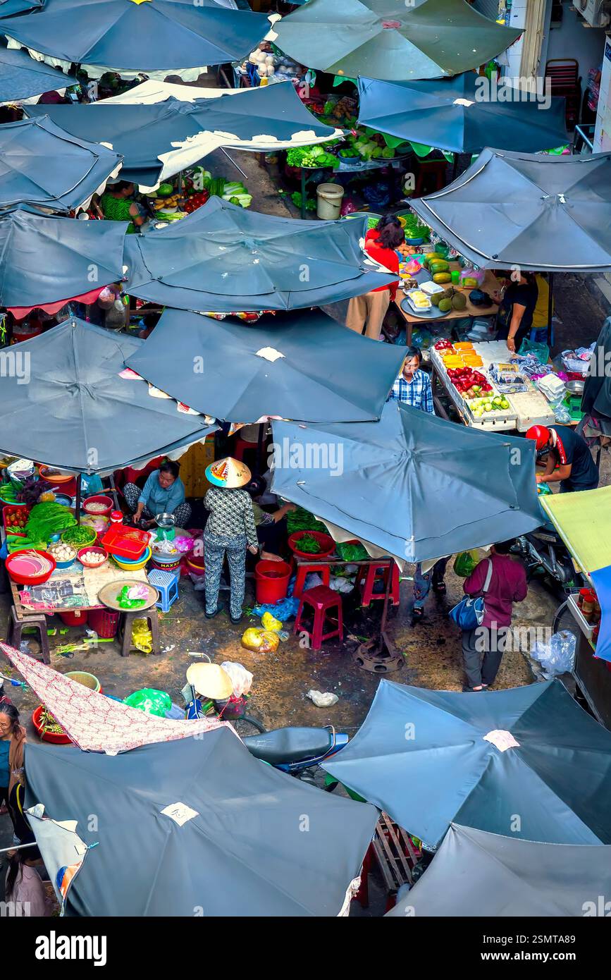 Beautiful daily life of traditional market at Phung Hung street, Cho ...