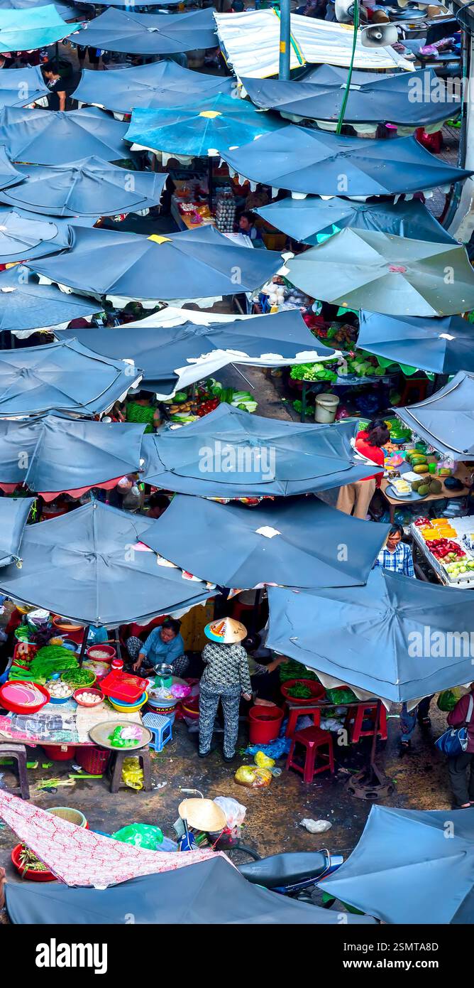 Beautiful daily life of traditional market at Phung Hung street, Cho ...