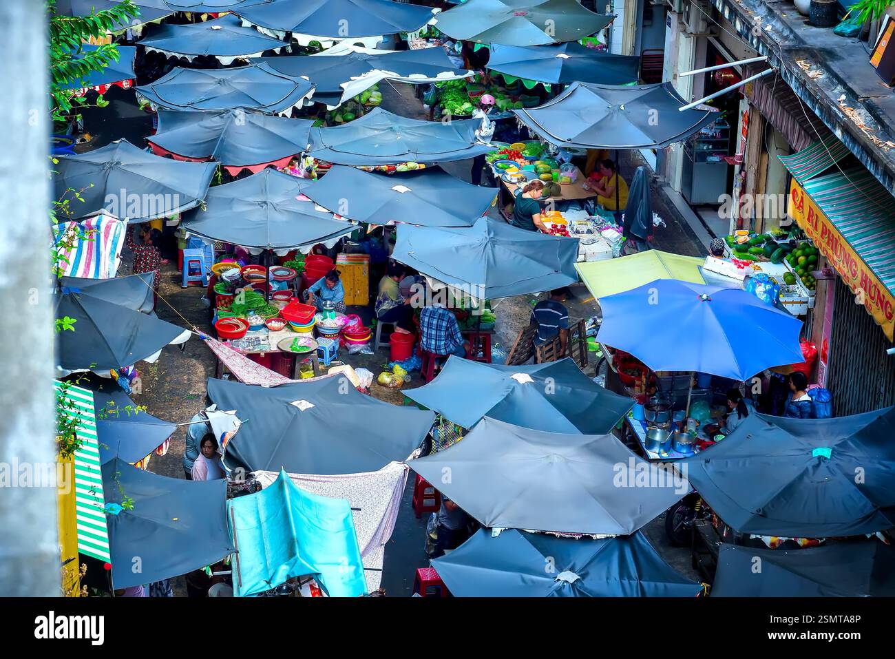 Beautiful daily life of traditional market at Phung Hung street, Cho ...
