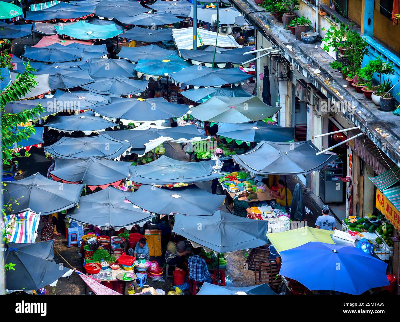 Beautiful daily life of traditional market at Phung Hung street, Cho ...