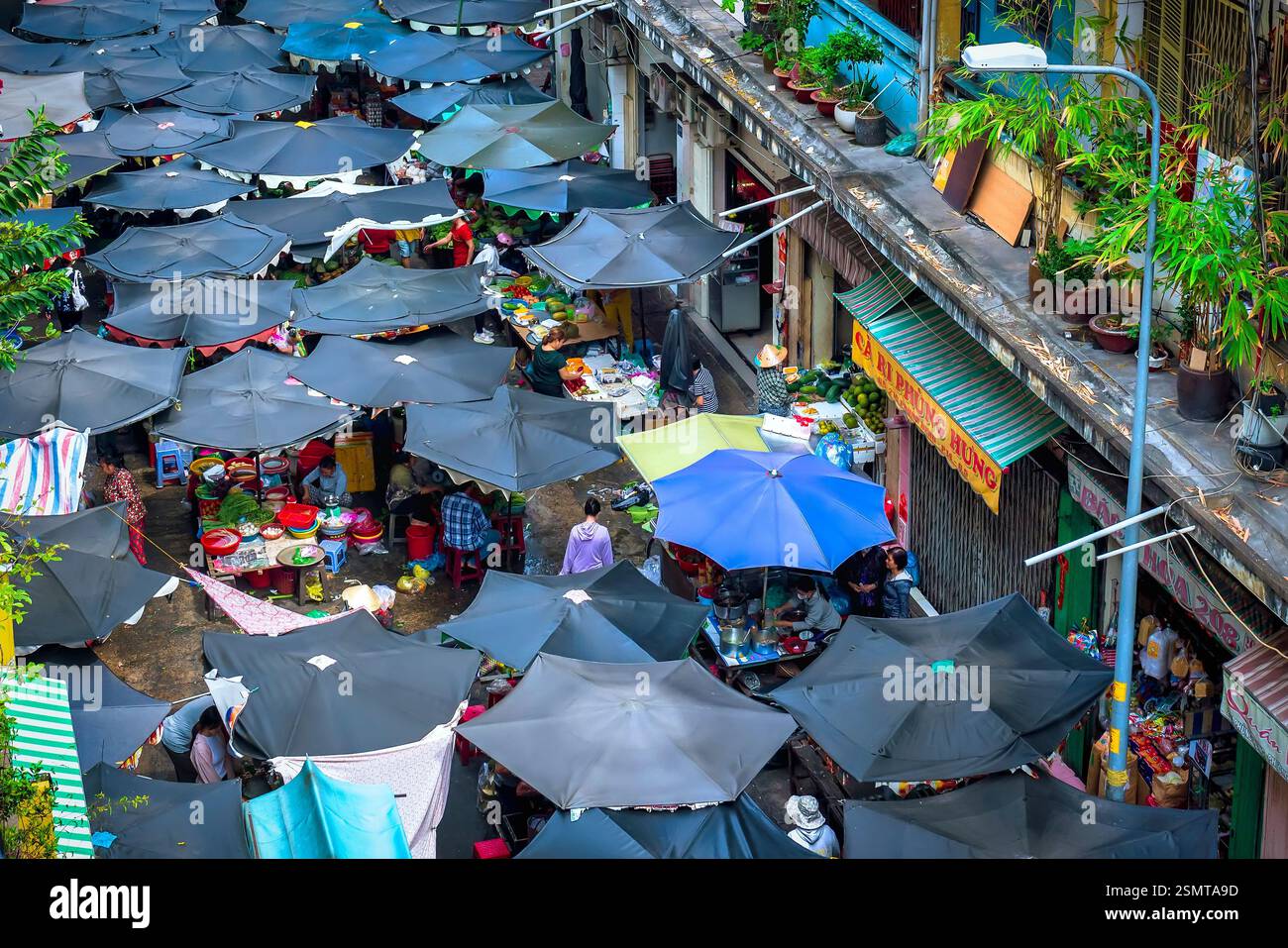 Beautiful daily life of traditional market at Phung Hung street, Cho ...