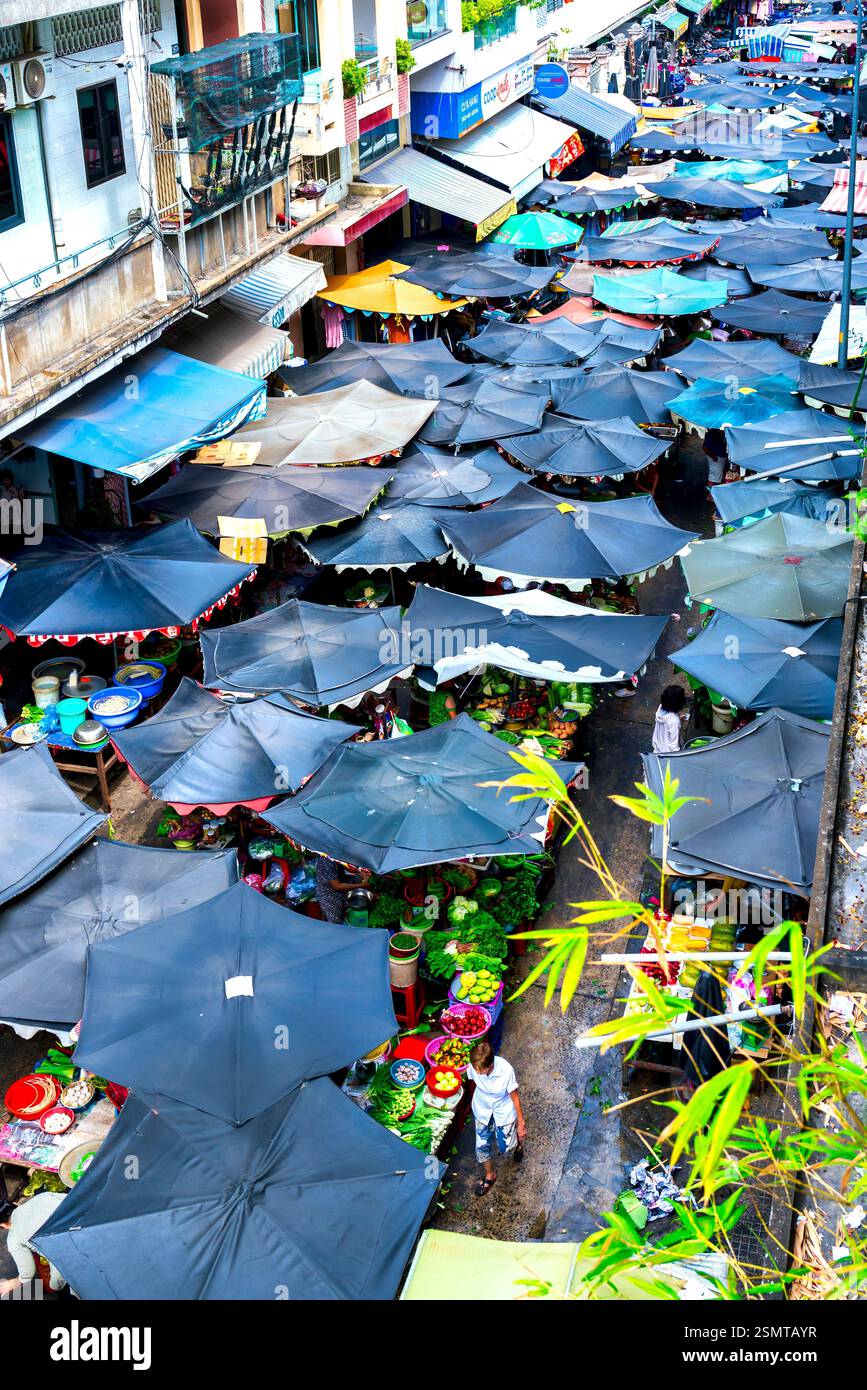 Beautiful daily life of traditional market at Phung Hung street, Cho ...