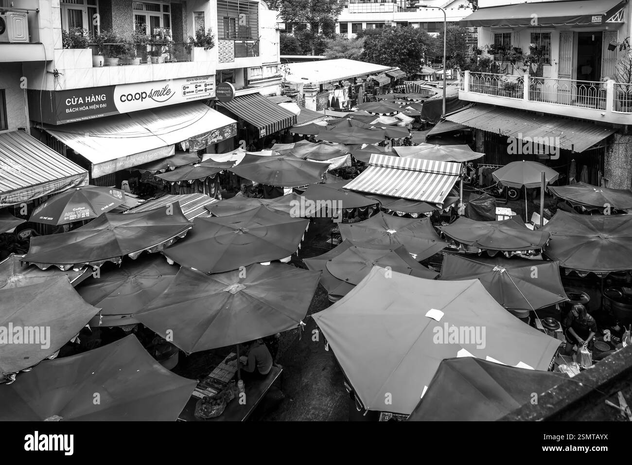 Beautiful daily life of traditional market at Phung Hung street, Cho ...