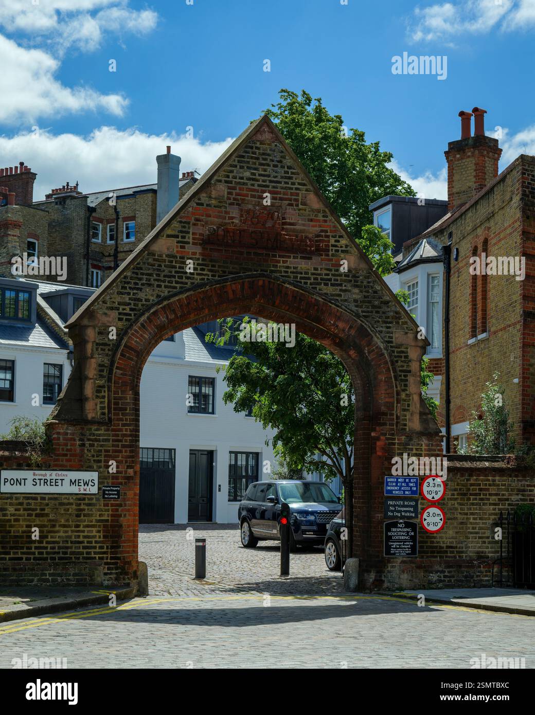 London - 06 20 2022: 1879 arch at the entrance to Pont Street Mews in ...