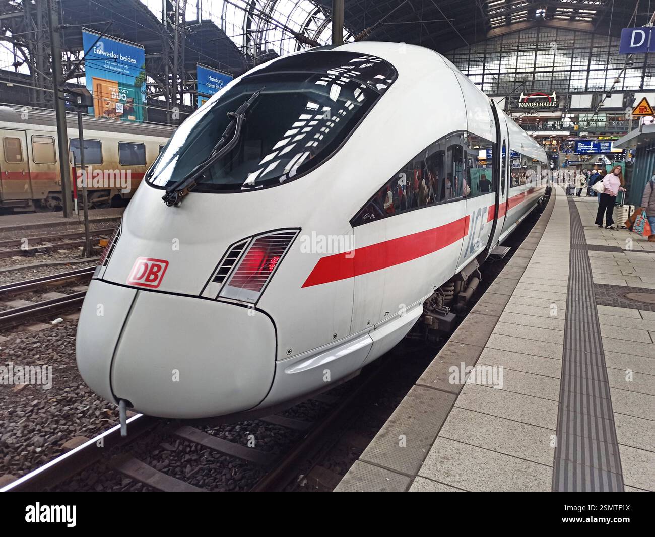 Deutsche-Bahn -Einblicke bei einer Bahnfahrt mit Start im Bahnhof ...
