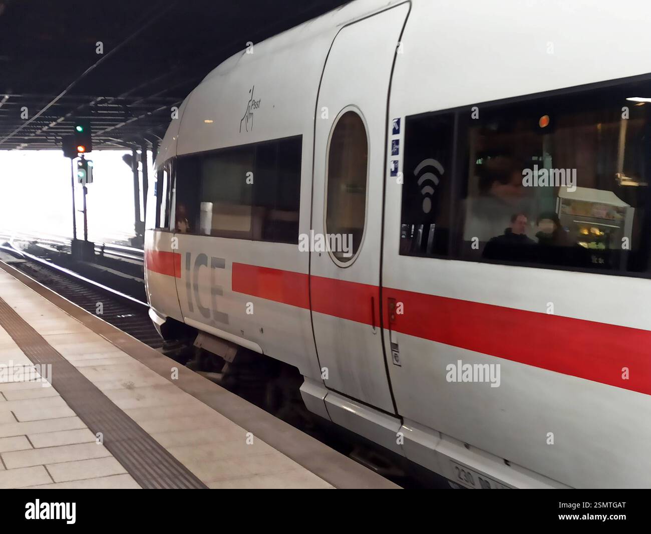Deutsche-Bahn -Einblicke bei einer Bahnfahrt mit Start im Bahnhof ...
