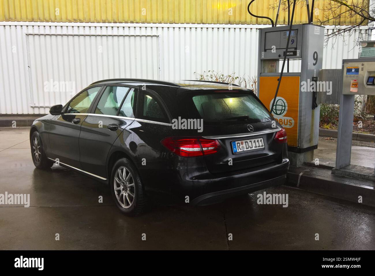 Globus SB-Tankstelle mit Kartenzahlung. Mercedes C-Klasse an der ...