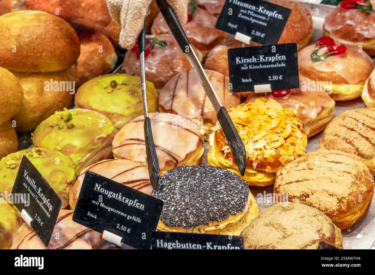 Leckere Krapfen-Vielfalt in einer Bäckerei im Lehel, München, Februar ...