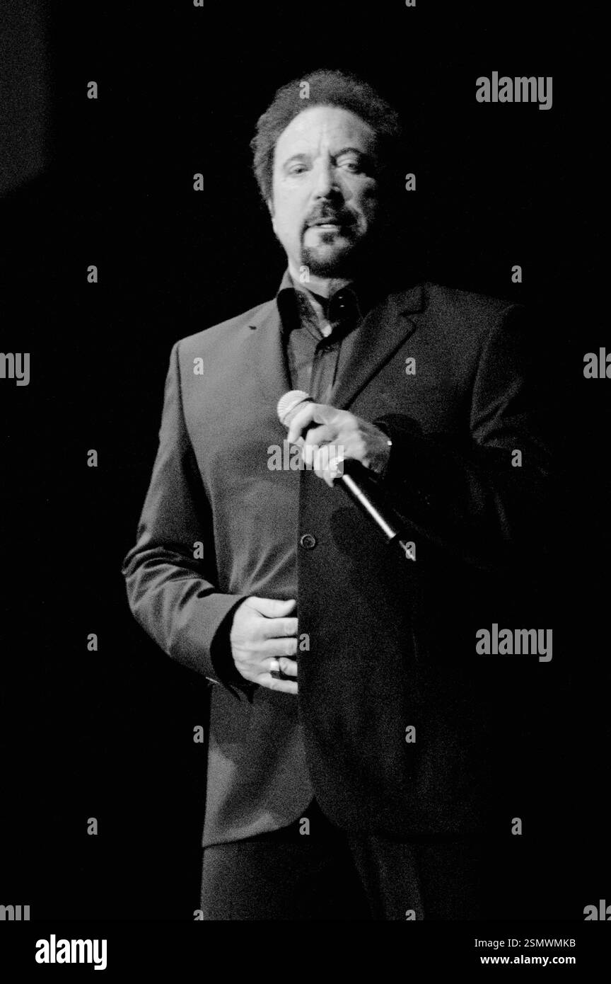 TOM JONES, HOMETOWN CONCERT, 2003: 63-year-old Welsh singing legend TOM ...