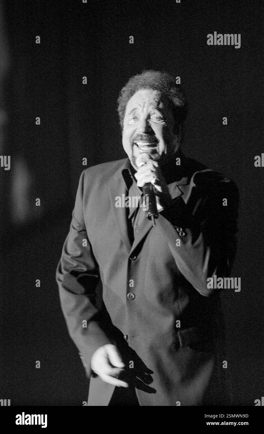 Tom jones singer hi-res stock photography and images - Alamy