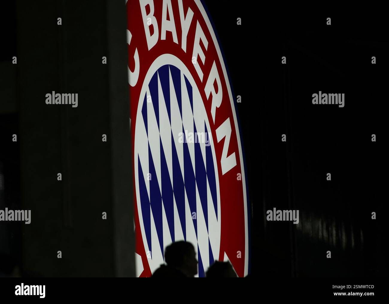 Hier das logo des fc bayern munchen beleuchtet hi-res stock photography ...
