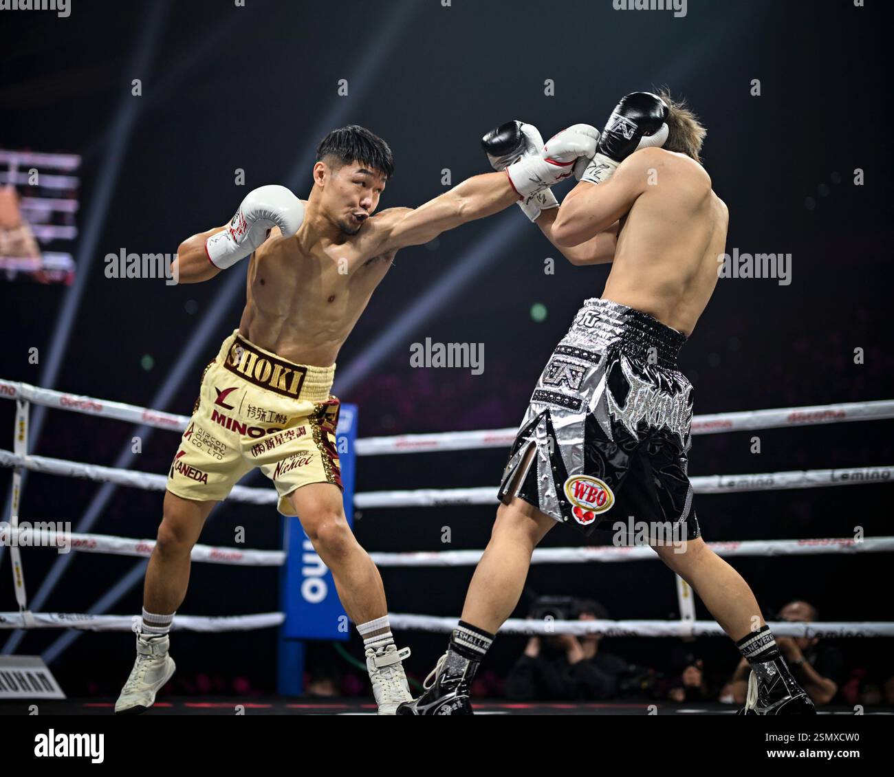 Tokyo, Japan. 24th Jan, 2025. Challenger Shoki Sakai (white gloves) throws a left at champion ...