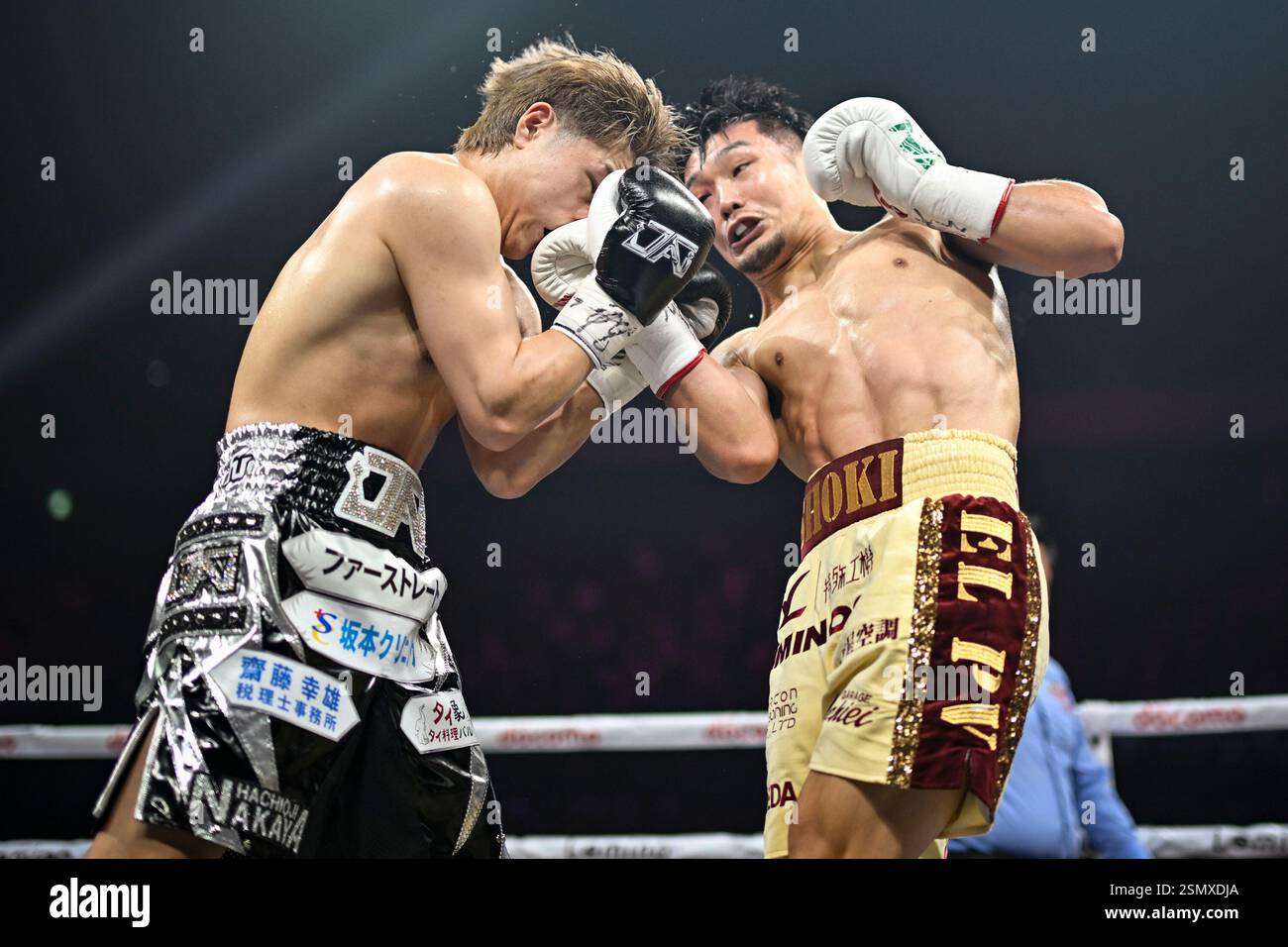 Tokyo, Japan. 24th Jan, 2025. Challenger Shoki Sakai (white gloves) hits champion Jin Sasaki ...