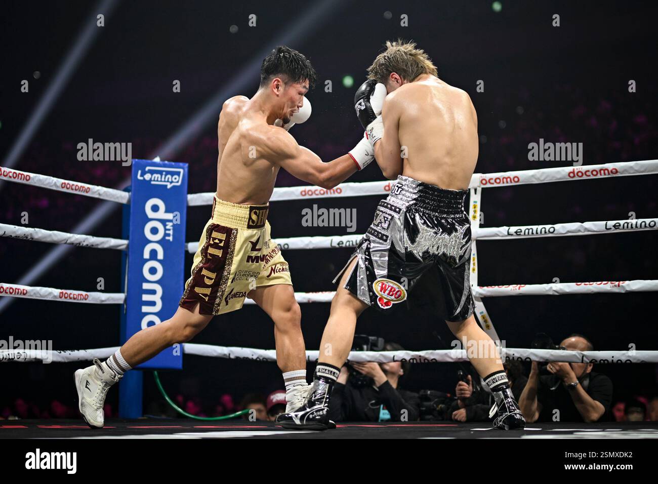 Tokyo, Japan. 24th Jan, 2025. Challenger Shoki Sakai (white gloves) hits champion Jin Sasaki ...