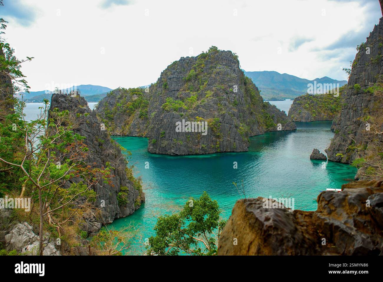 Beautiful tropical bay with rocks and blue sky - Philippines, Coron ...