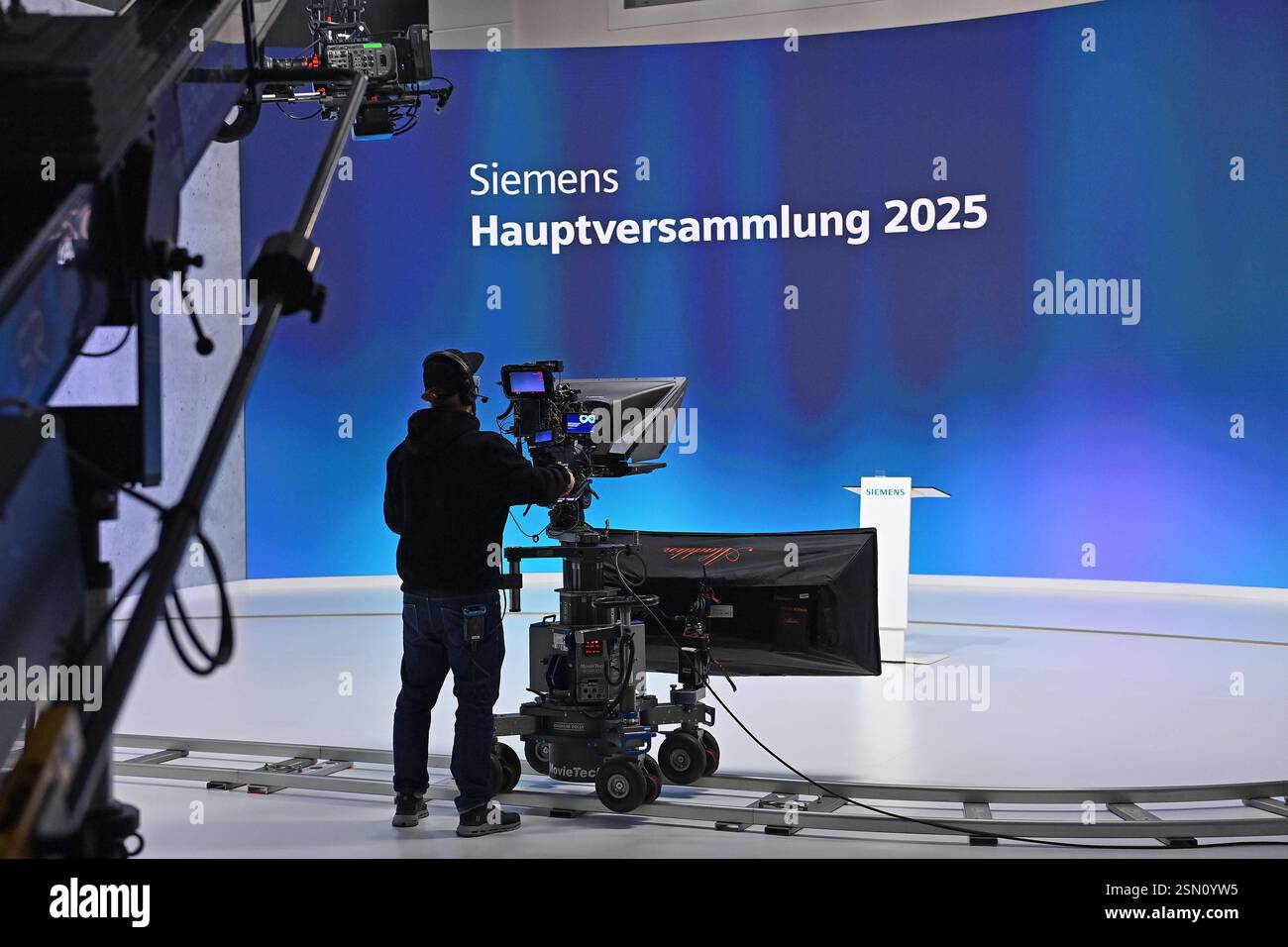 Randmotiv:Kameramann im Studio.Kulisse,Set Up. Virtuelle,digitale ...