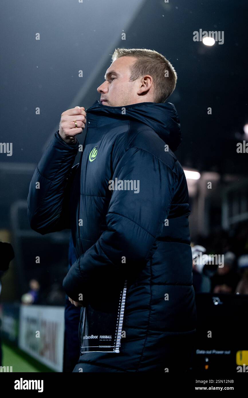 Tommy Stroot (VfL Wolfsburg, Trainer) zieht die Jacke zu, GER, TSG 1899 ...