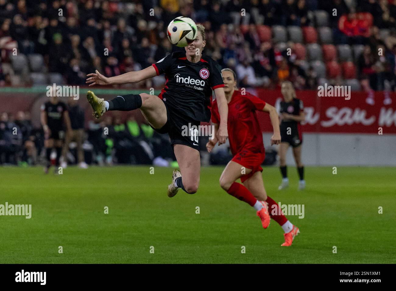 Muenchen, Deutschland. 12th Feb, 2025. Laura Freigang (Eintracht ...