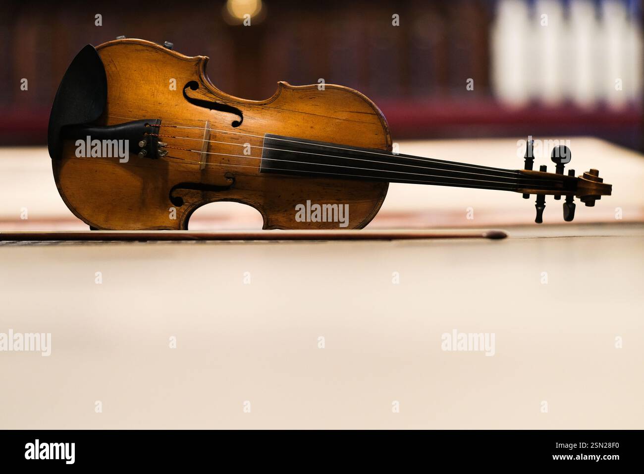 A violin standing on the side Stock Photo - Alamy