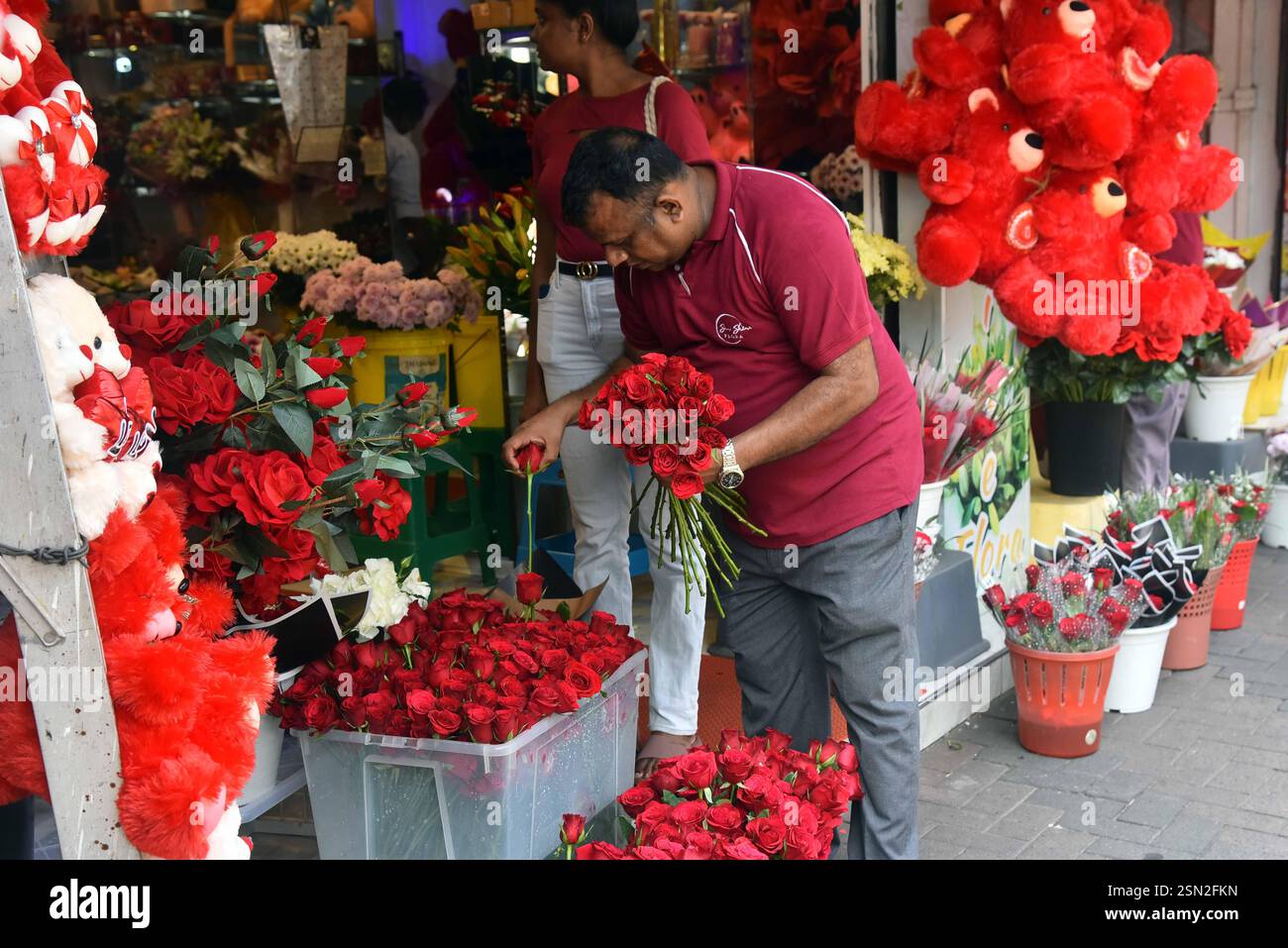 Colombo, Sri Lanka. 13th Feb, 2025. A man buys roses ahead of Valentine ...