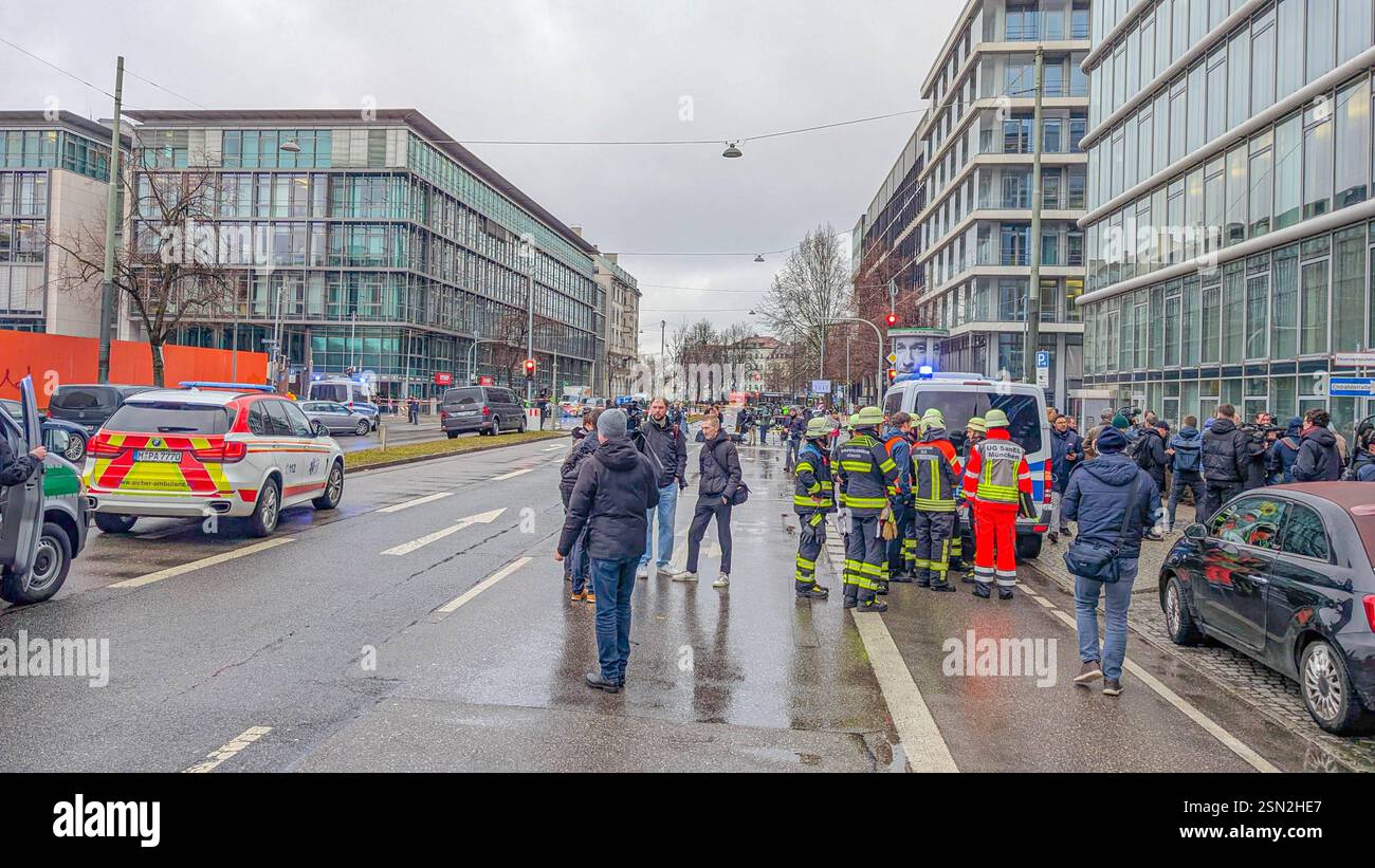 Auto fährt in Menschengruppe - mindestens 20 Verletzte: In der Münchner Innenstadt ist ein Auto ...