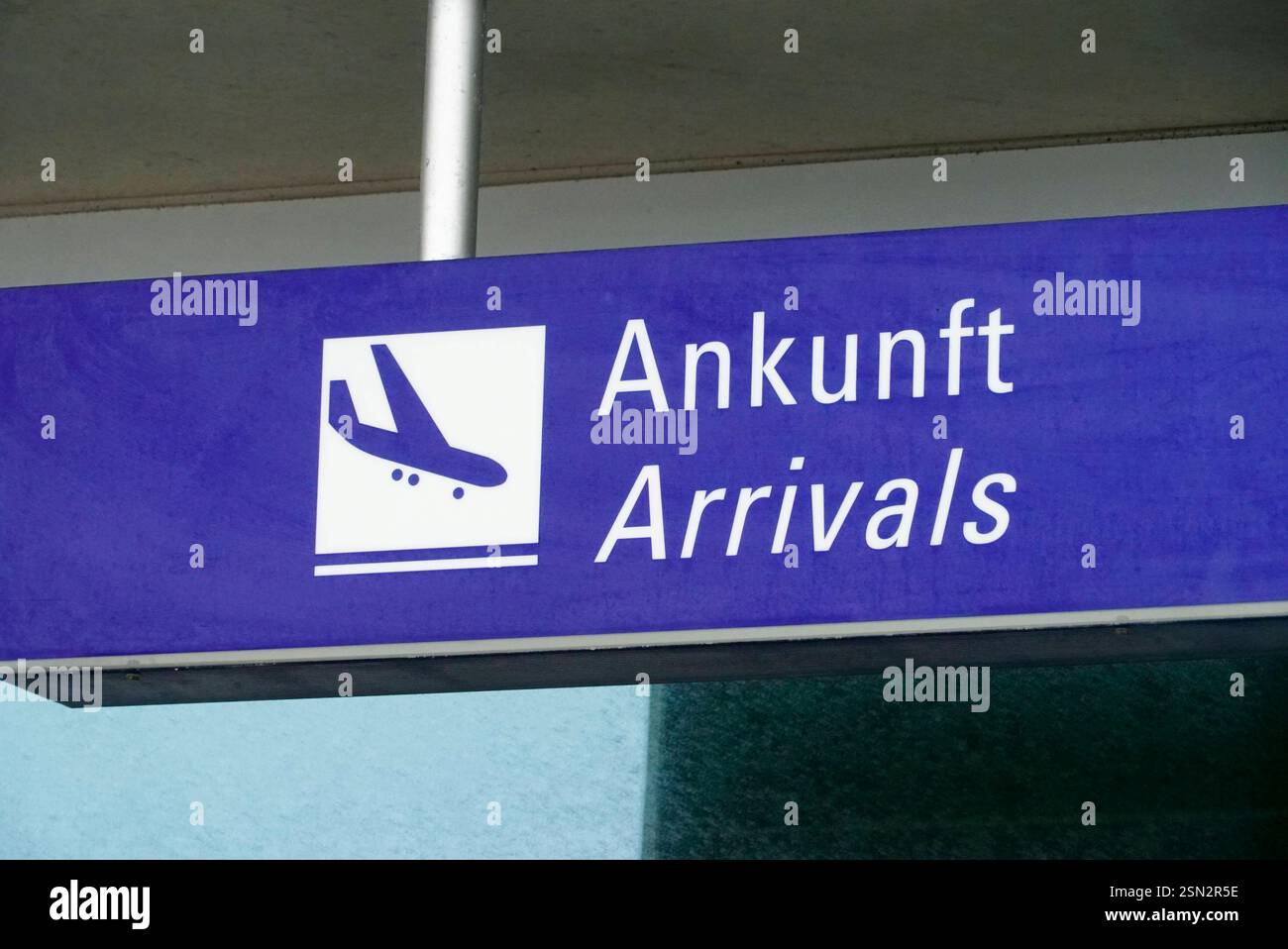 Übersicht Aussen blaues Hinweisschild Abflug Kassel Airport Flughafen ...
