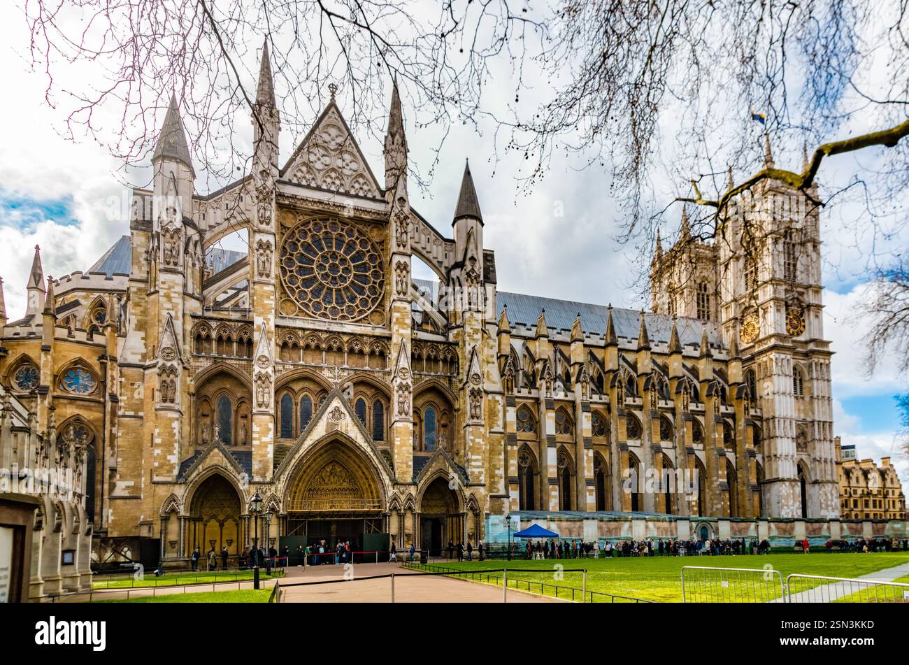 Great view of the entire northern facade of the famous Westminster ...