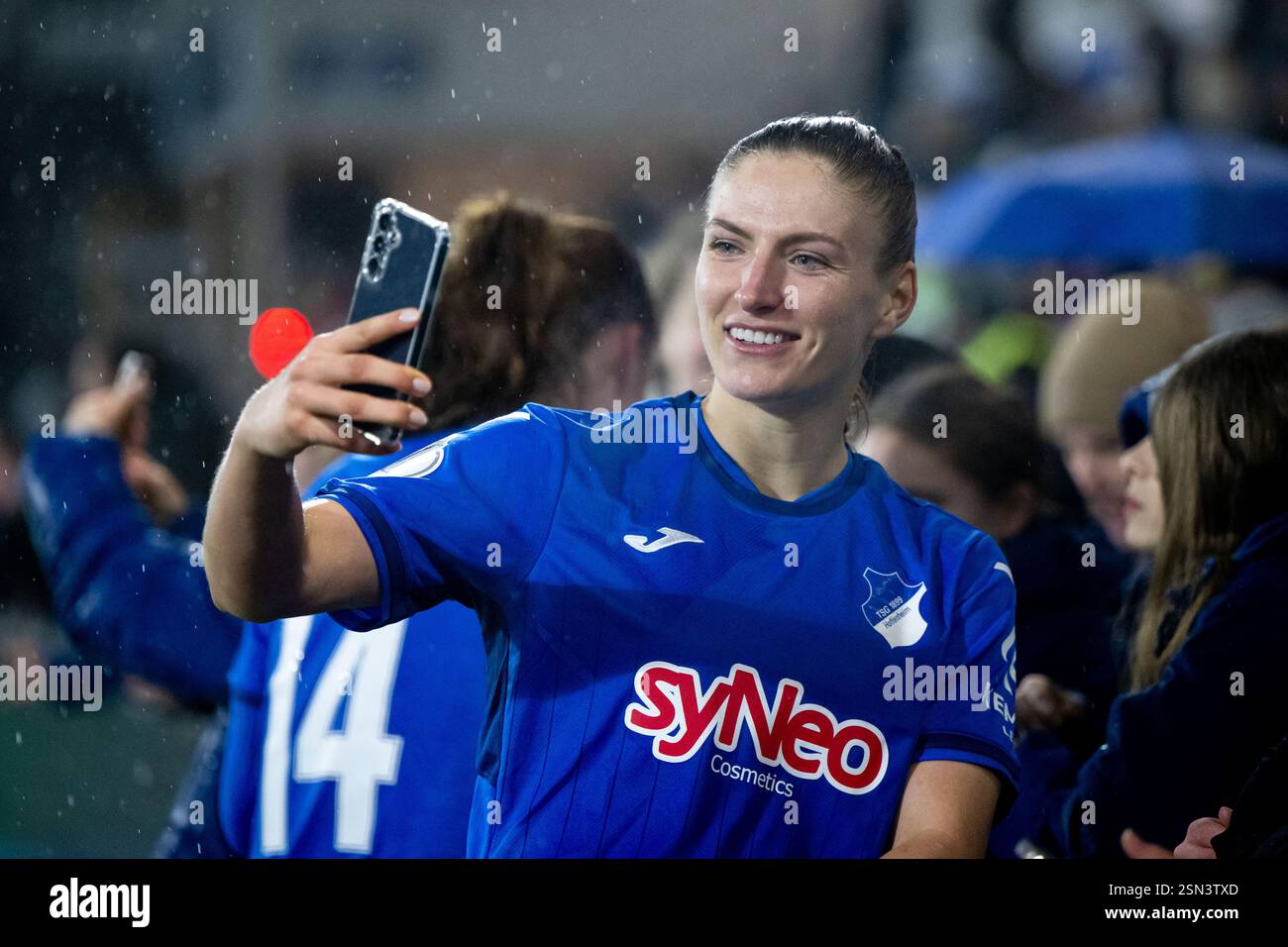 Melissa Koessler (TSG Hoffenheim, #25) macht Selfies mit den Fans, GER ...
