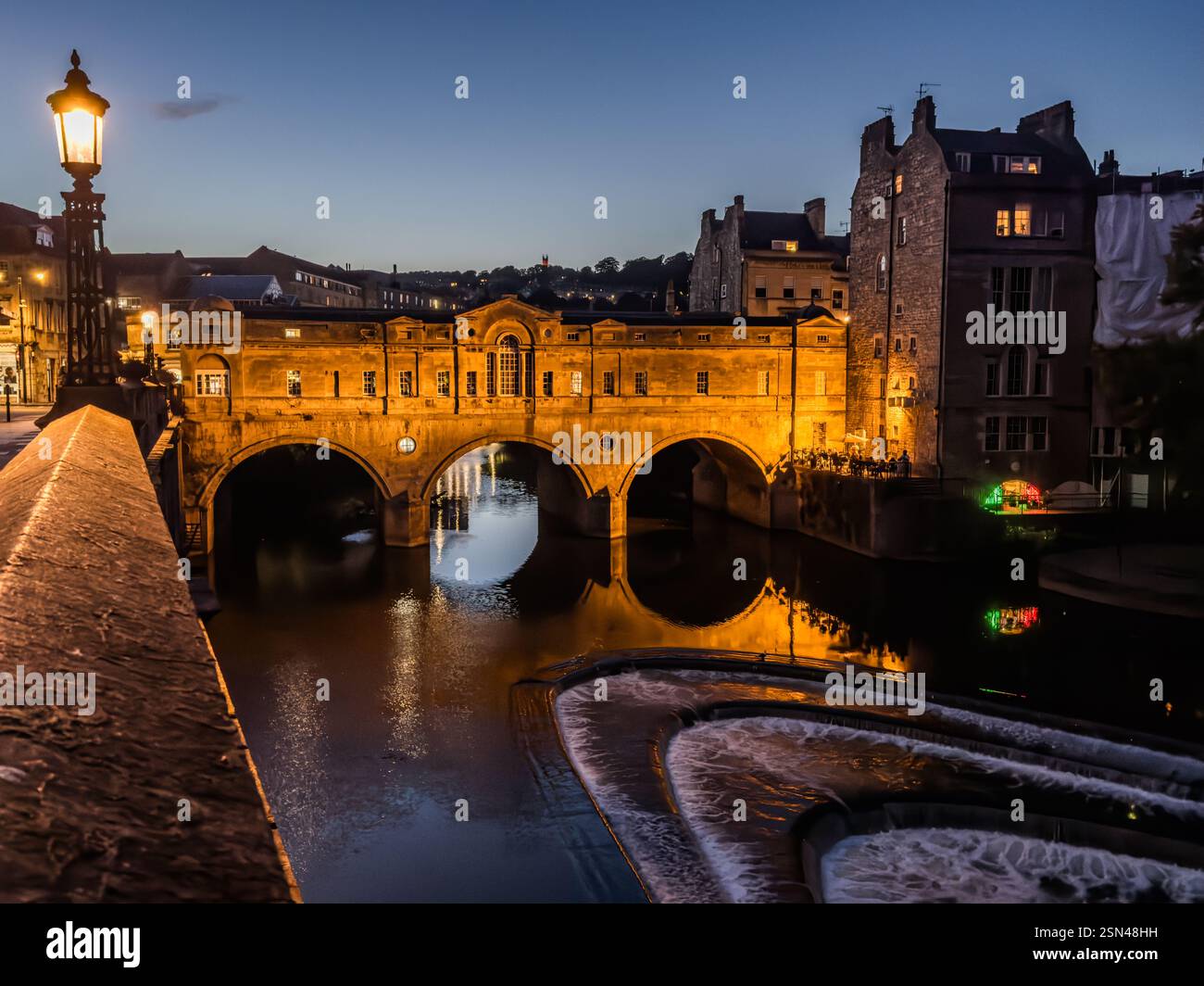 Pulteney Bridge over the river Avon at night in Bath, Somerset, England ...