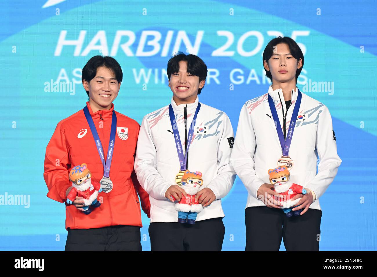 (250213) -- YABULI, Feb. 13, 2025 (Xinhua) -- Gold medalist Kim Geonhui (C) of South Korea ...