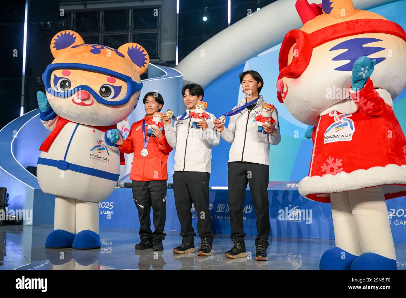 (250213) -- YABULI, Feb. 13, 2025 (Xinhua) -- Gold medalist Kim Geonhui (C) of South Korea ...