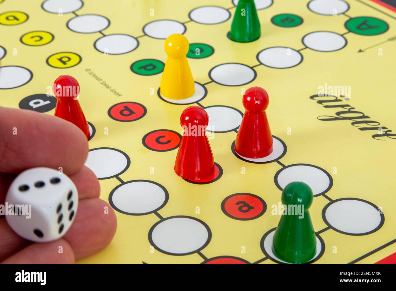 Nahaufnahme vom deutschen Brettspiel MENSCH ÄRGERE DICH NICHT *** Close ...