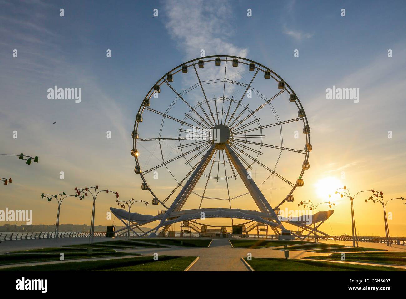 Ferris wheel on Baku Boulevard during sun rise Stock Photo - Alamy