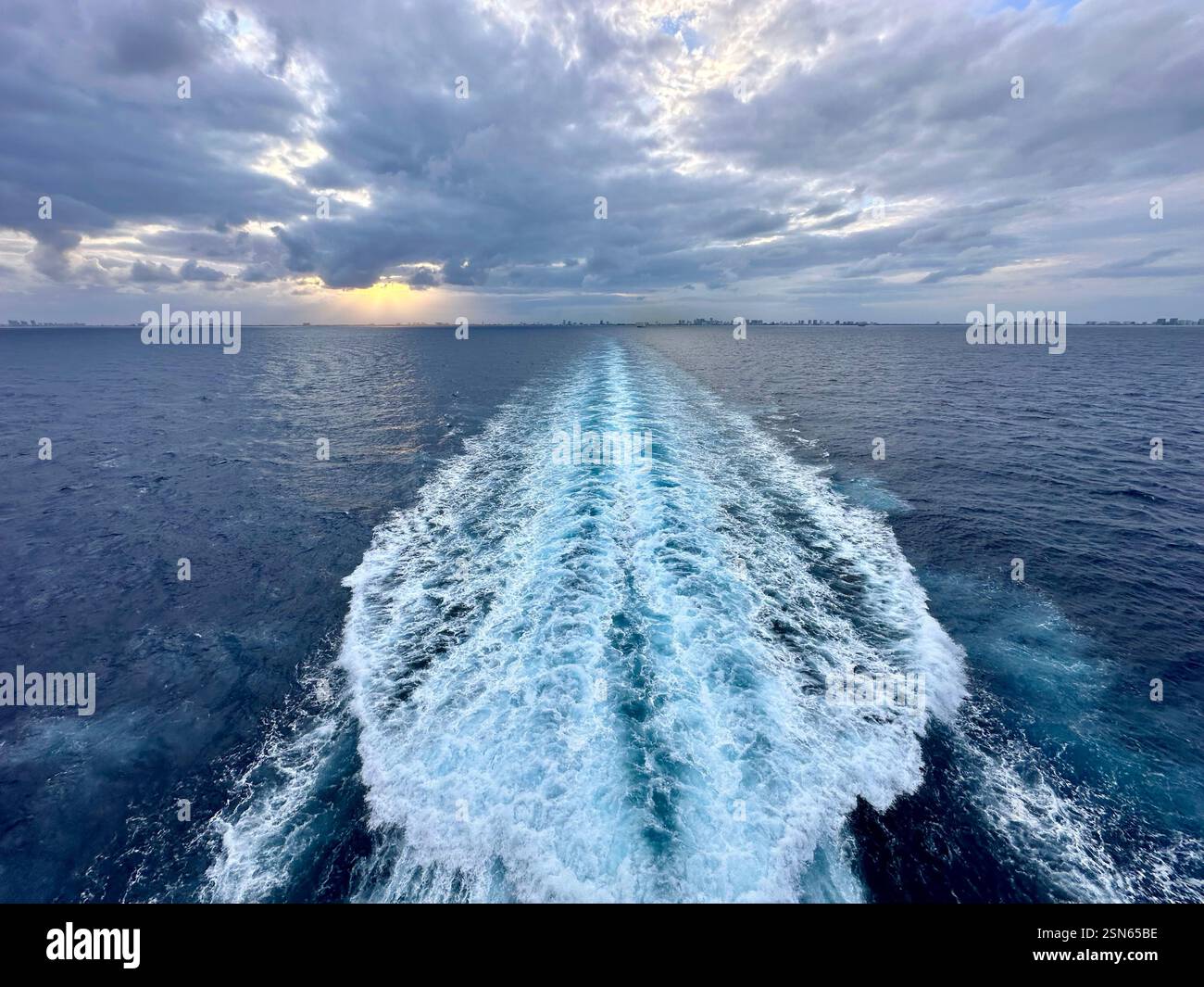 Cruise ship wake Stock Photo - Alamy