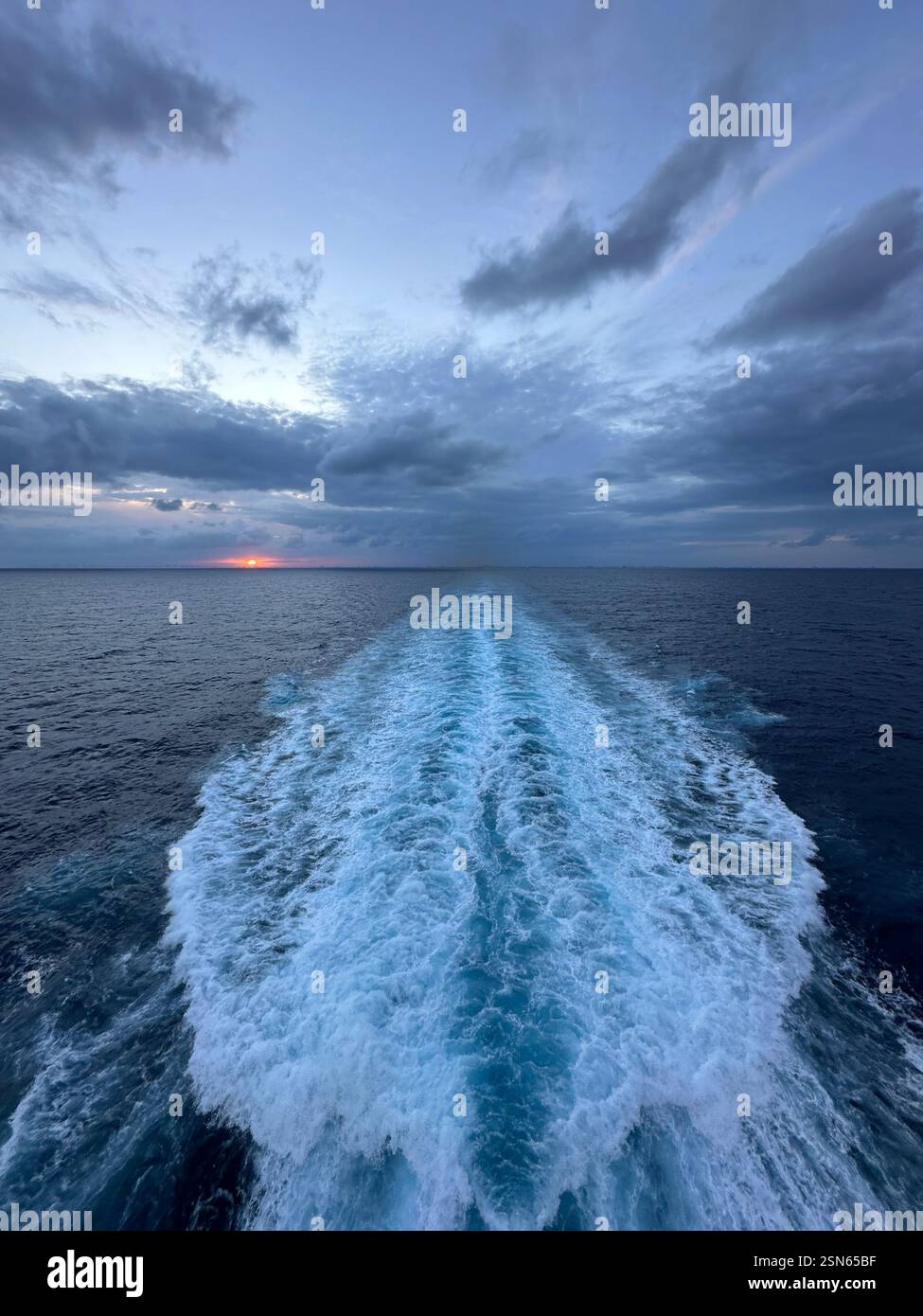 Cruise ship wake Stock Photo - Alamy