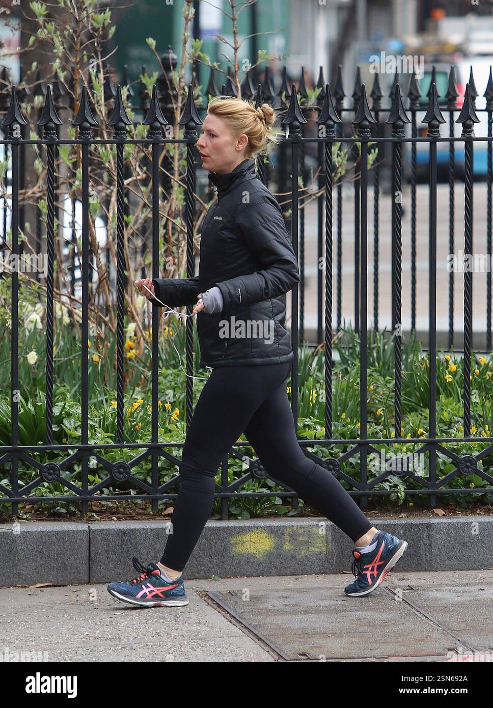 Pregnant actress Claire Danes takes her son Cyrus Dancy to school and ...
