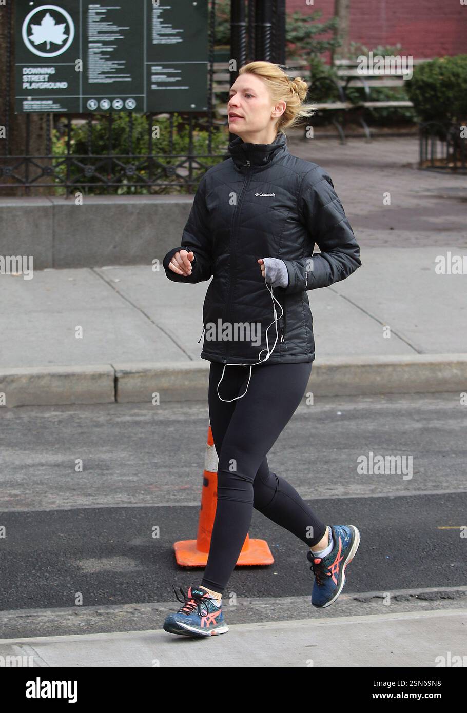 Pregnant actress Claire Danes takes her son Cyrus Dancy to school and ...