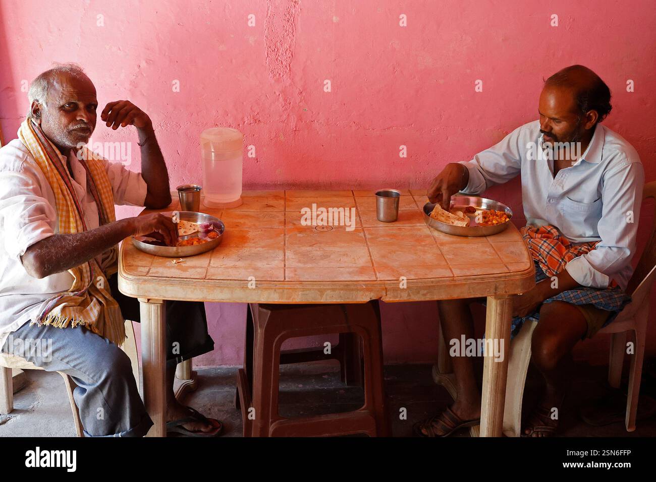 Men eating thali at a food hotel in Chitradurga, Karnataka, India Stock ...