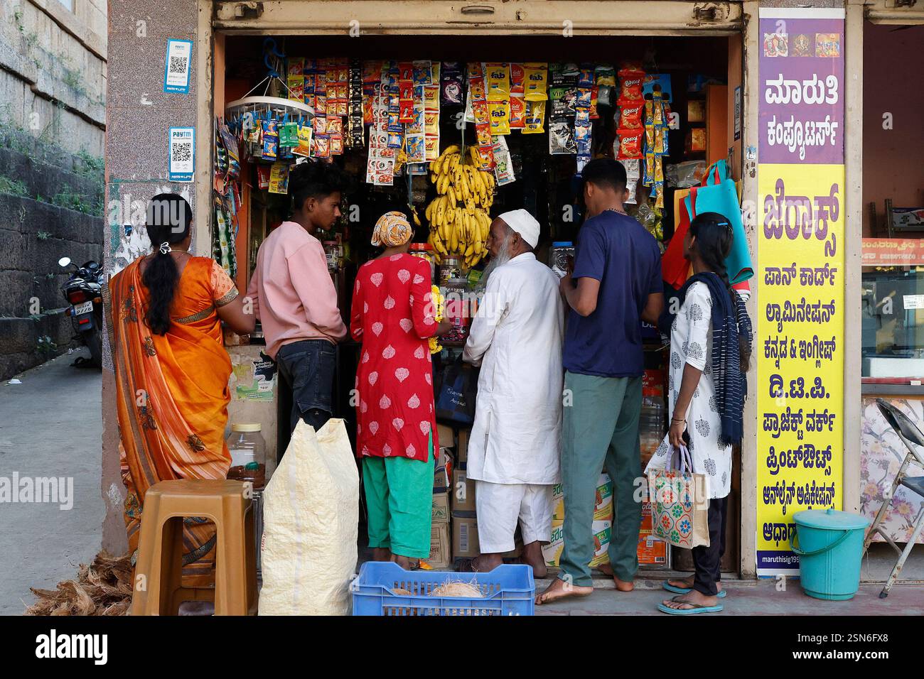 General store in Chitradurga, Karnataka, India Stock Photo - Alamy