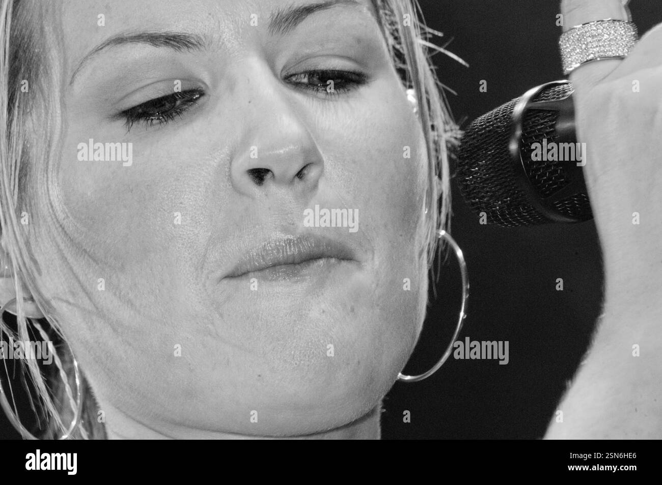 Dido singer Black and White Stock Photos & Images - Alamy