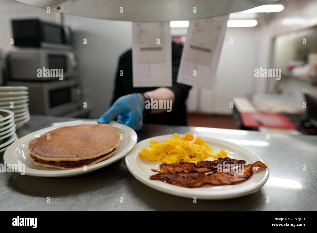 Chris Barton puts up bacon, eggs, and pancakes to serve at the Pepper ...