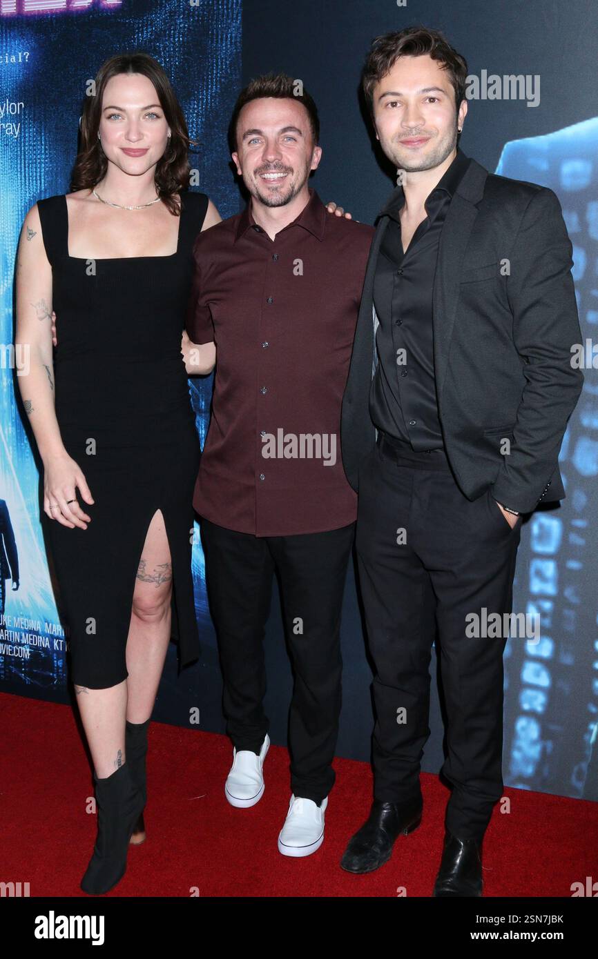 Violett Beane, Frankie Muniz, Robert Rippberger, Taylor Gray, Craig ...