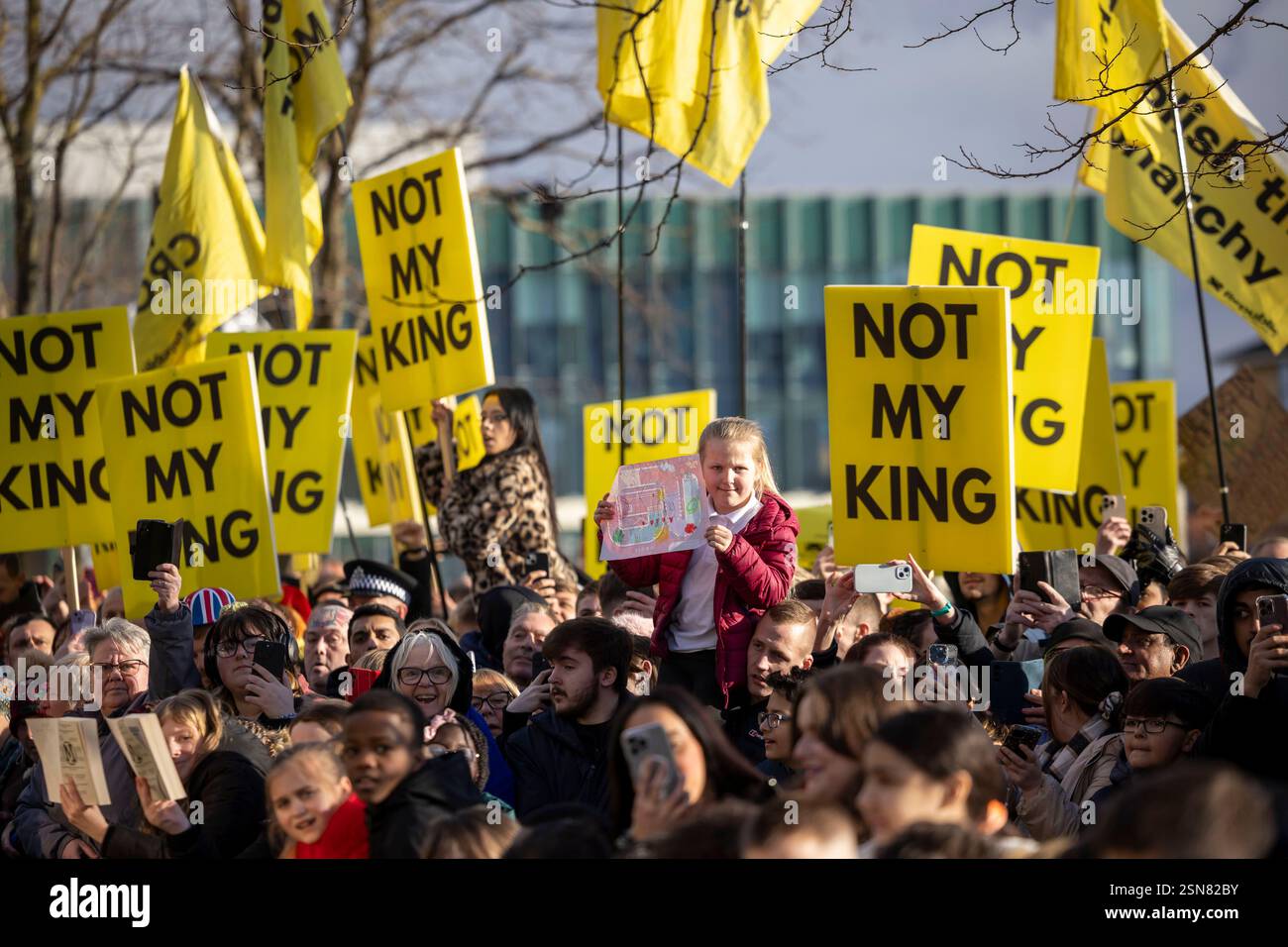 Members of the public and some anti-monarchy protesters wait for King ...