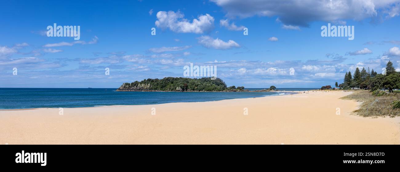 Tauranga harbour and Bay of Plenty scenic shoreline Stock Photo - Alamy