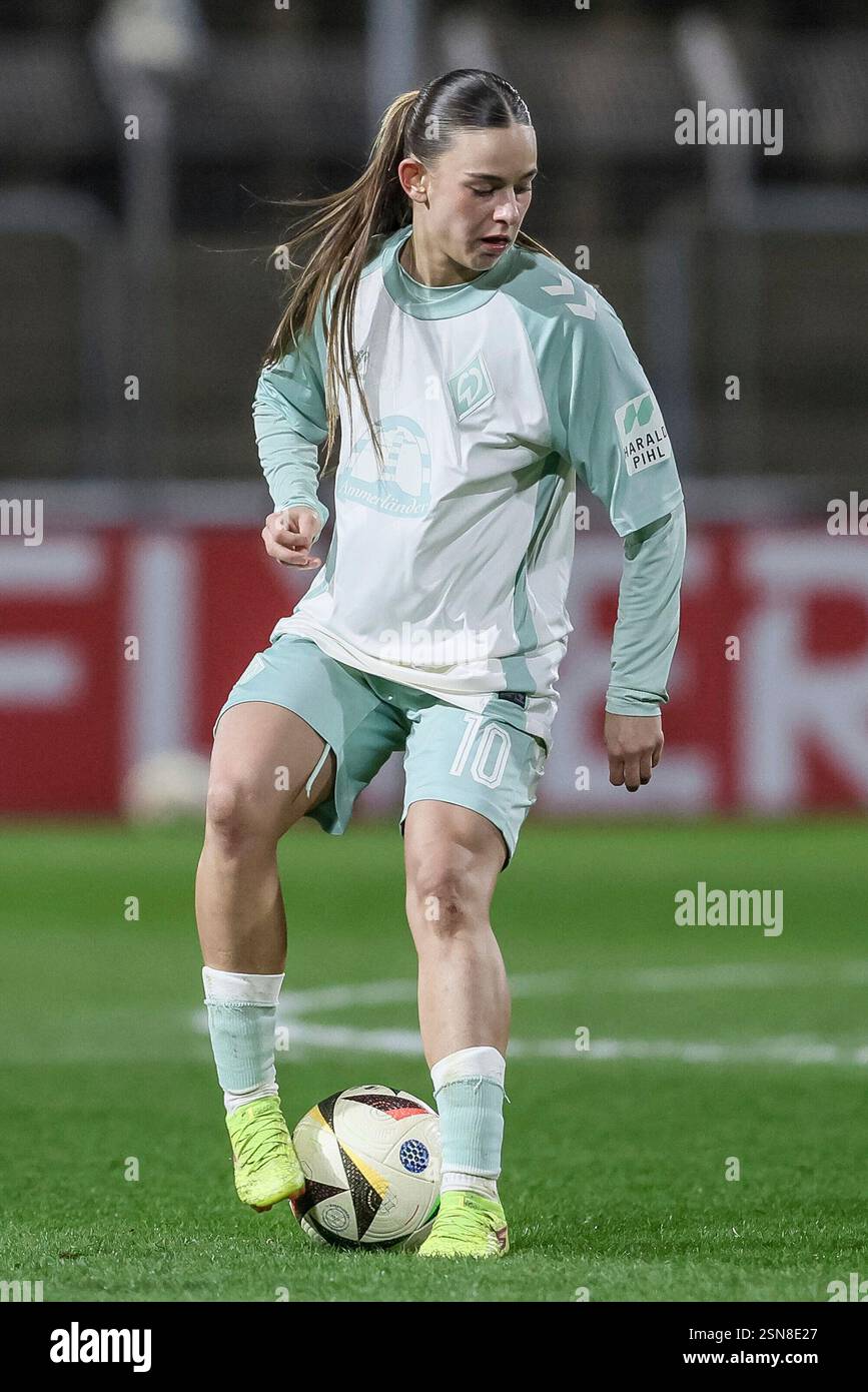 Leverkusen, Deutschland. 12th Feb, 2025. v.li.: Tuana Mahmoud (SV ...