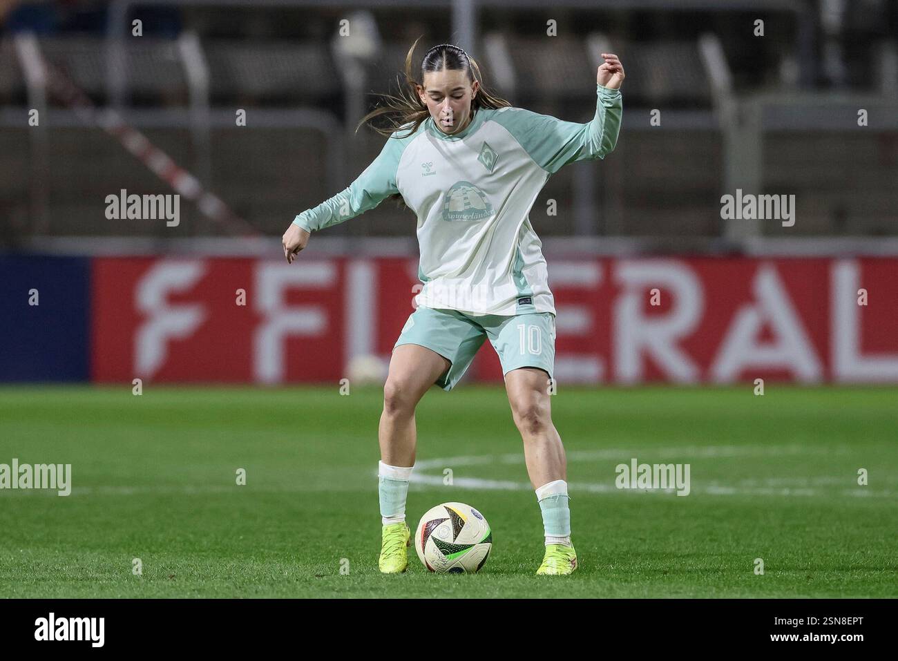 Leverkusen, Deutschland. 12th Feb, 2025. v.li.: Tuana Mahmoud (SV ...