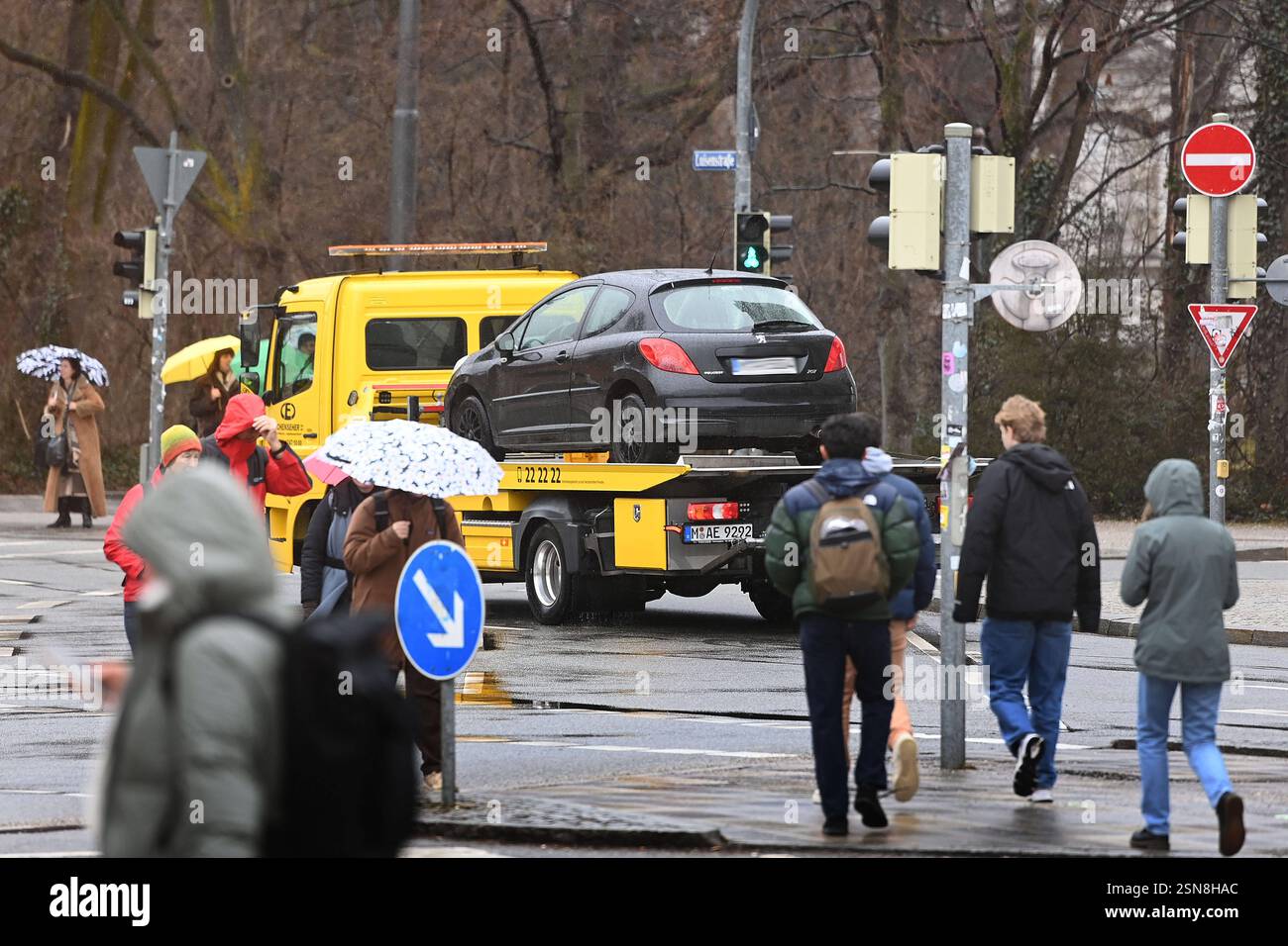 Abschleppwagen in Muenchen bei der Arbeit,Auto ,PKW abschleppen ...