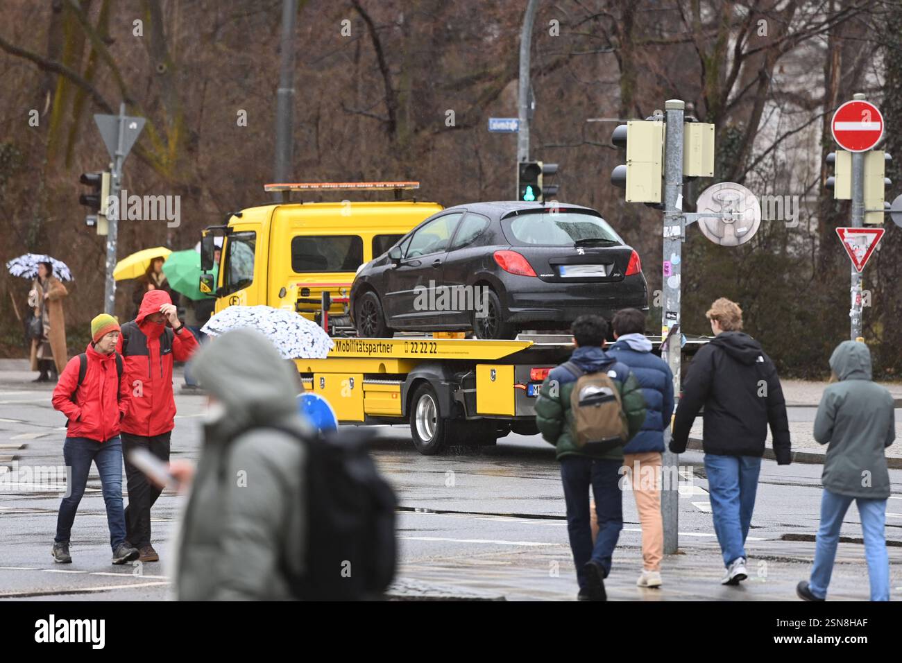 Abschleppwagen in Muenchen bei der Arbeit,Auto ,PKW abschleppen ...