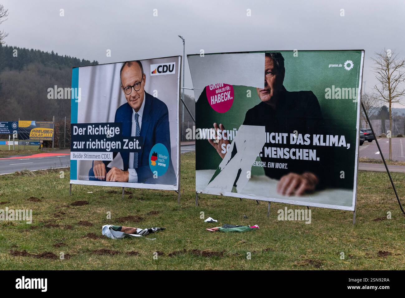 Wahlplakate von Friedrich Merz und Robert Habeck Kontraste im Wahlkampf ...